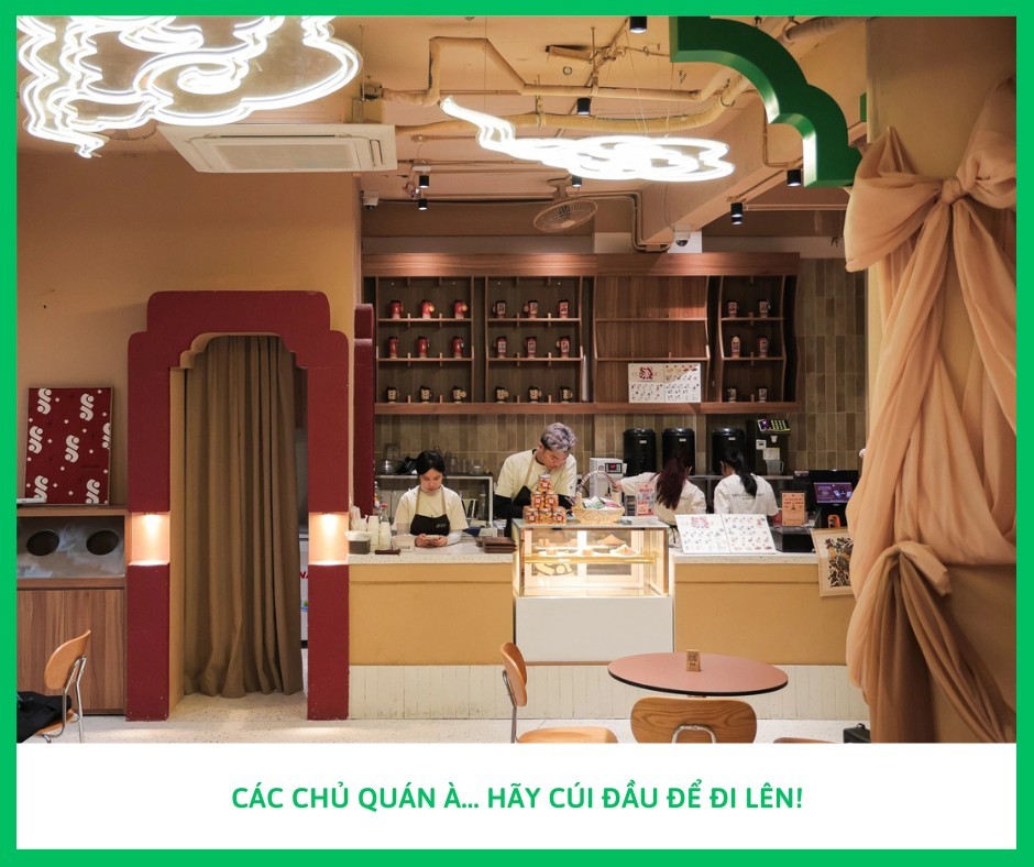 Các chủ quán à... hãy cúi đầu để đi lên